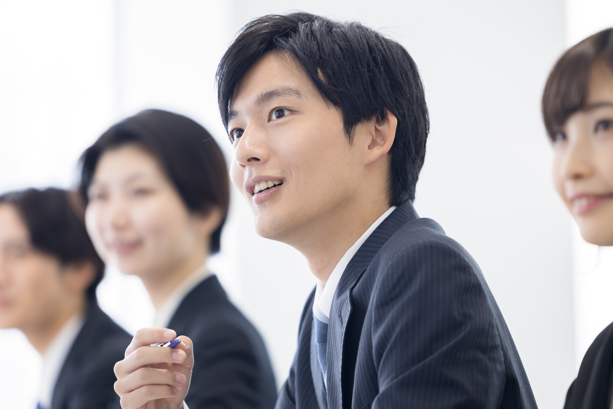 【文系の大学1・2年生が選ぶ】就職したいと思う「企業・業種」ランキングtop21! 第1位は「国家公務員」【2023年最新調査結果】(1 5