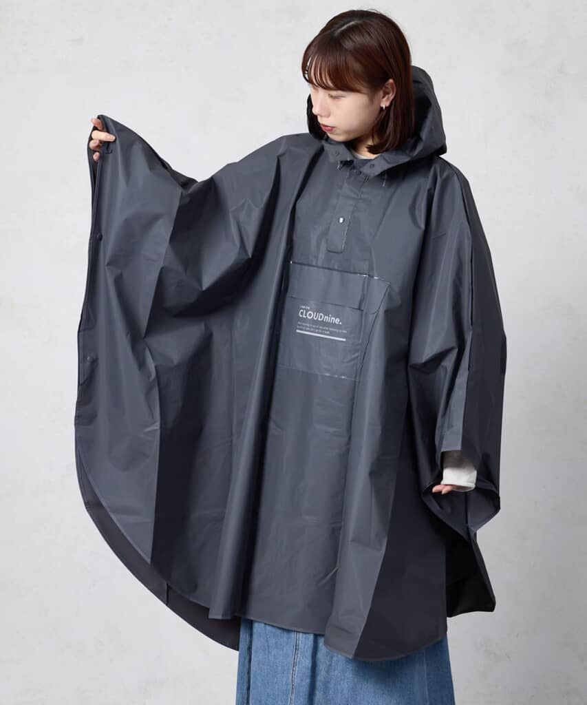 「大きめなので大雨でも全く濡れない」 【3COINS】“880円レインポンチョ”がクオリティ高くて人気 「自転車乗りにいいアイテム」「安くて即決でした」（画像） | ライフ ねとらぼリサーチ