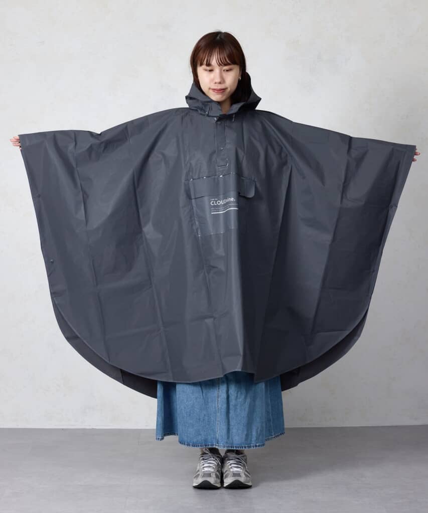 「大きめなので大雨でも全く濡れない」 【3COINS】“880円レインポンチョ”がクオリティ高くて人気 「自転車乗りにいいアイテム」「安くて即決でした」 | ライフ ねとらぼリサーチ